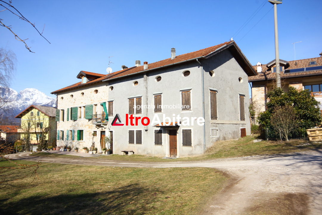 BELLUNO Castion. Porzione terra-cielo su 3 livelli in corte, più ...